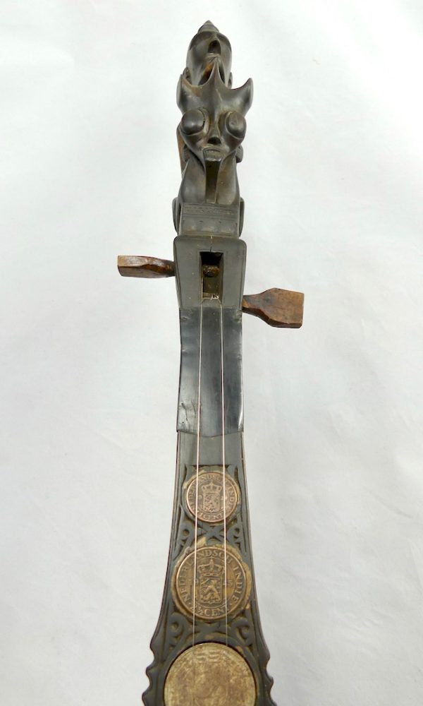 Guitare Batak 2 cordes sur socle - Hasapi - Sumatra - Boutique OVIRY