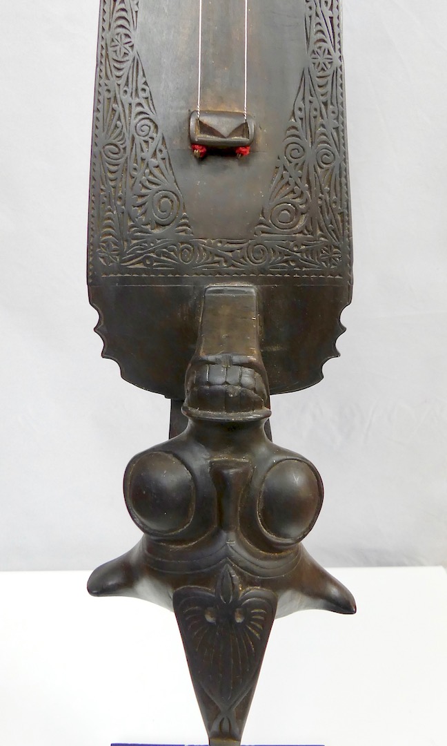 Guitare Batak 2 cordes sur socle - Hasapi - Sumatra - Boutique OVIRY