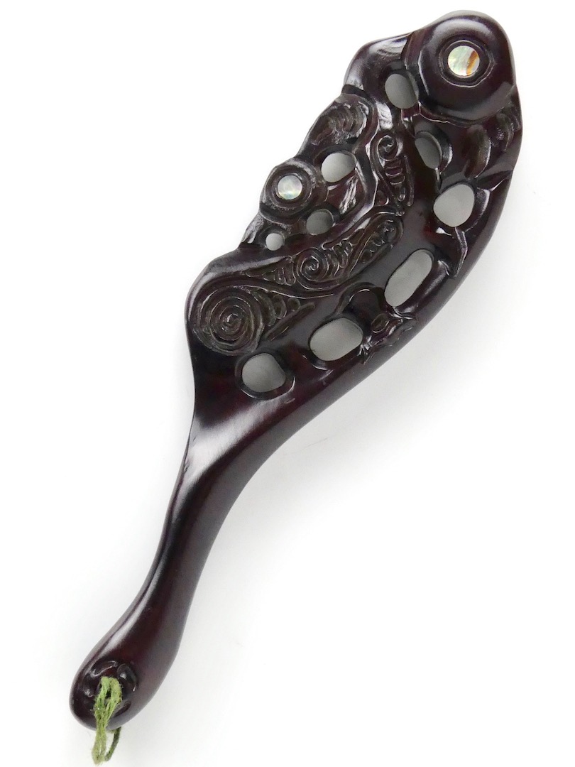 Massue Maripu traditionnelle Maori en bois et ormeaux - Boutique OVIRY