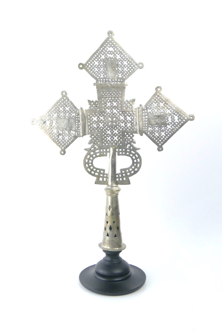 Grande croix de procession copte éthiopienne argentée sur socle - OVIRY