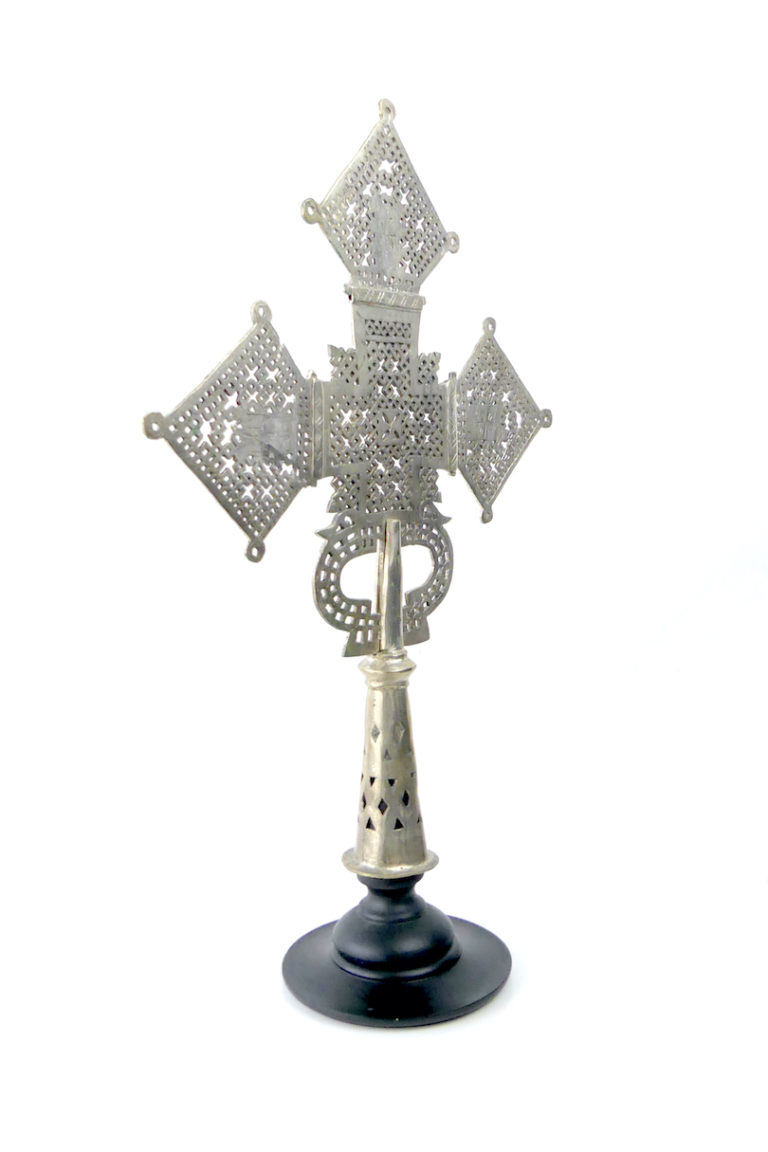 Grande croix de procession copte éthiopienne argentée sur socle - OVIRY