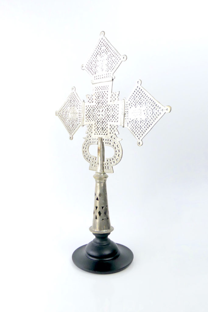 Grande croix de procession copte éthiopienne argentée sur socle - OVIRY