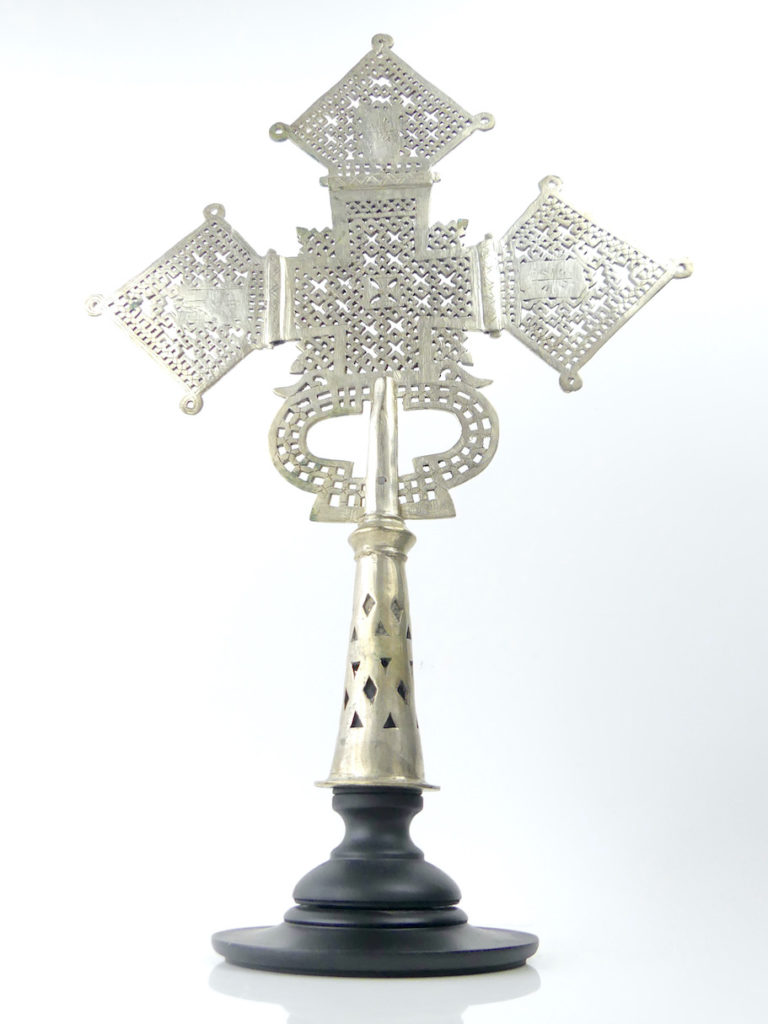 Grande croix de procession copte éthiopienne argentée sur socle - OVIRY