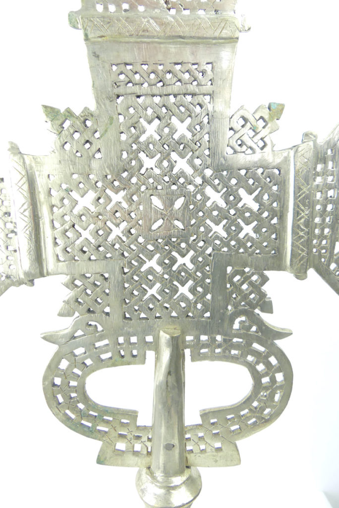 Grande croix de procession copte éthiopienne argentée sur socle - OVIRY