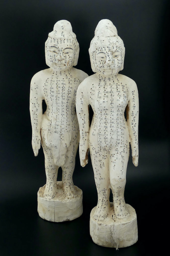 Statue acupuncture homme ancienne en pin et kaolin - Chine - OVIRY