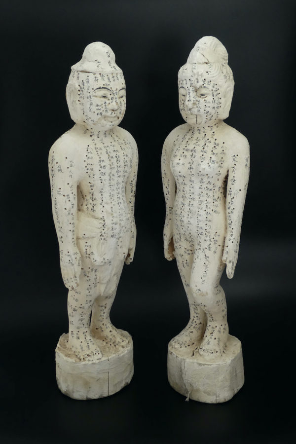 Statue acupuncture homme ancienne en pin et kaolin - Chine - OVIRY
