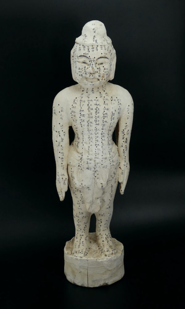 Statue acupuncture homme ancienne en pin et kaolin - Chine - OVIRY