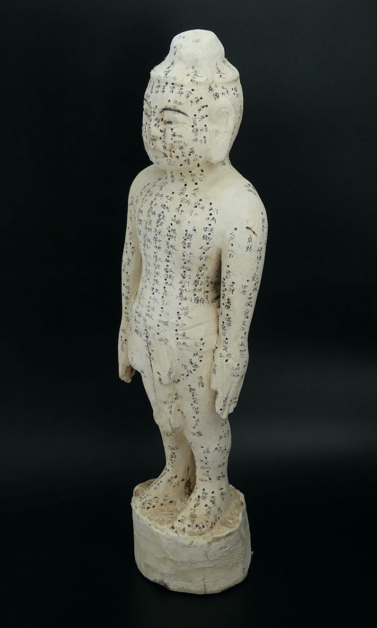 Statue acupuncture homme ancienne en pin et kaolin - Chine - OVIRY