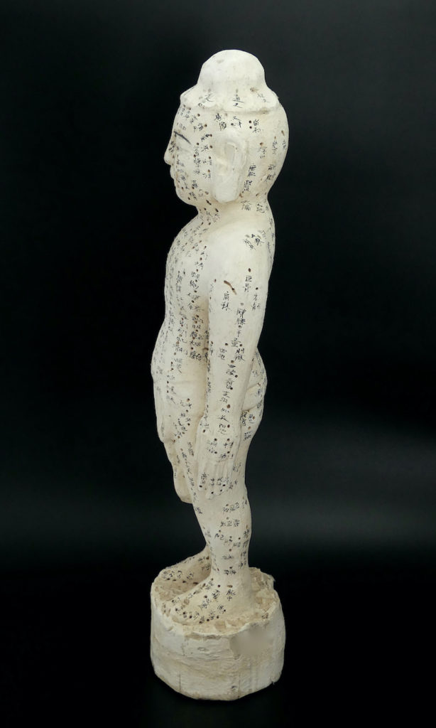 Statue acupuncture homme ancienne en pin et kaolin - Chine - OVIRY