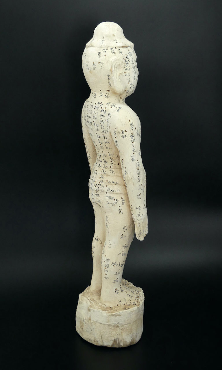 Statue acupuncture homme ancienne en pin et kaolin - Chine - OVIRY