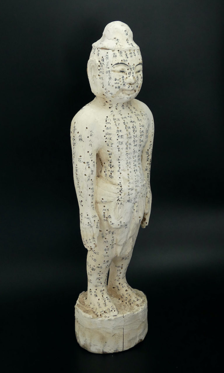 Statue acupuncture homme ancienne en pin et kaolin - Chine - OVIRY