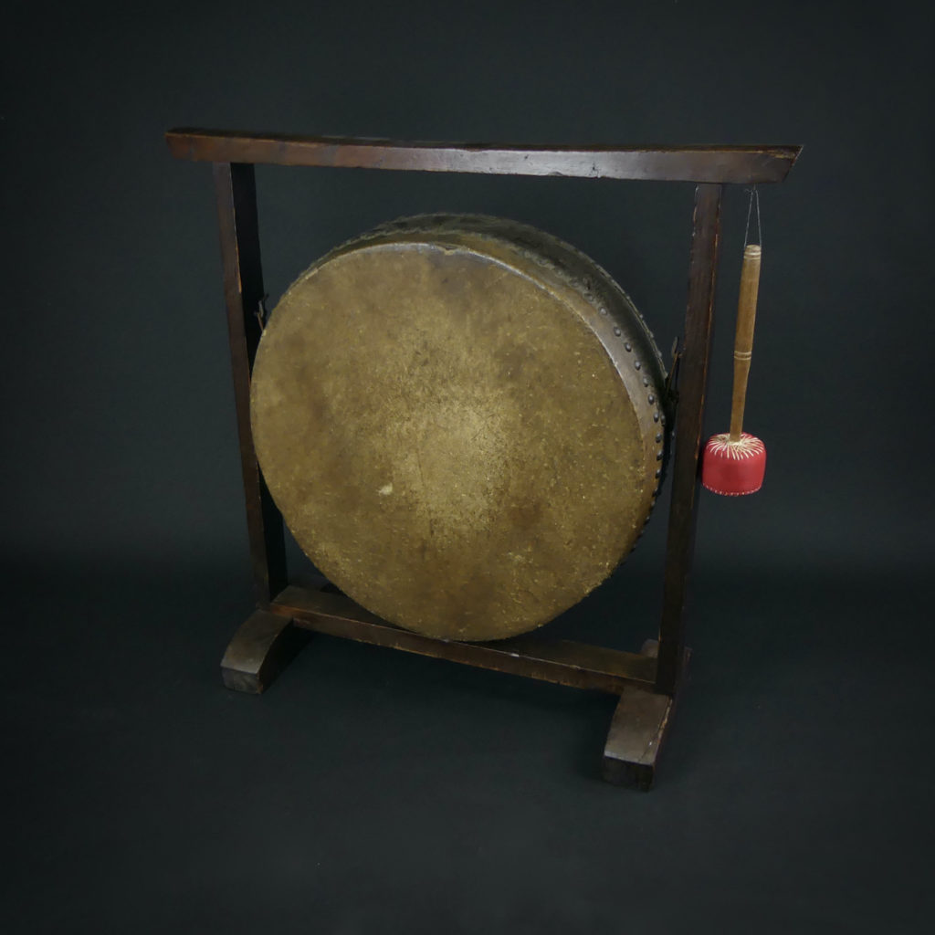 Grand taiko tambour de temple suspendu de l’ère Taishō - Japon - OVIRY
