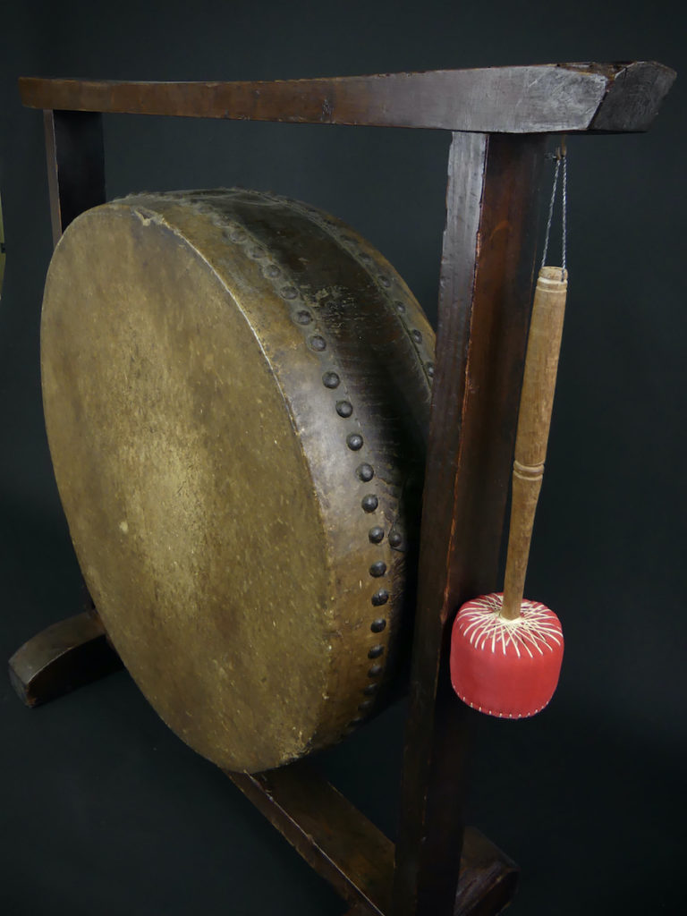 Grand taiko tambour de temple suspendu de l’ère Taishō - Japon - OVIRY