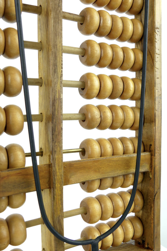 Boulier chinois Suan Pan traditionnel en bois et laiton sur socle - OVIRY