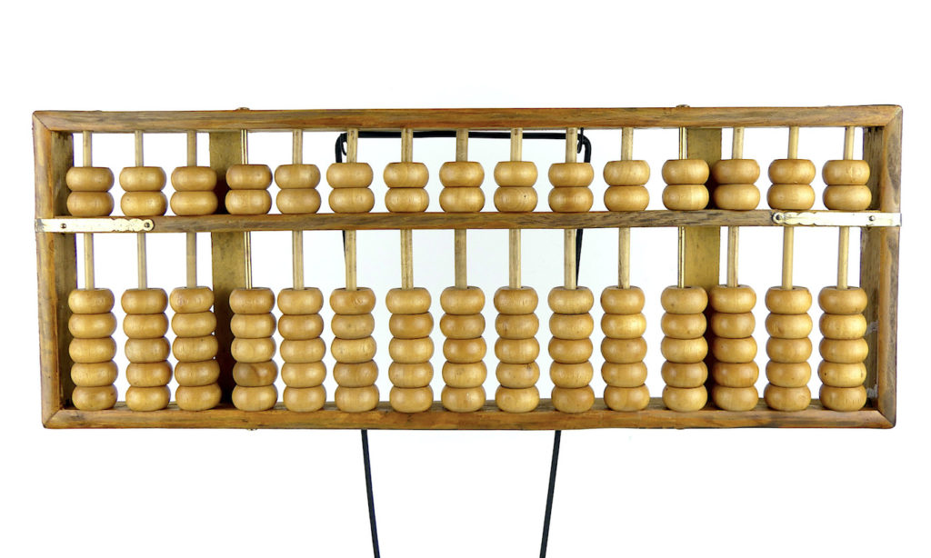 Boulier chinois Suan Pan traditionnel en bois et laiton sur socle - OVIRY