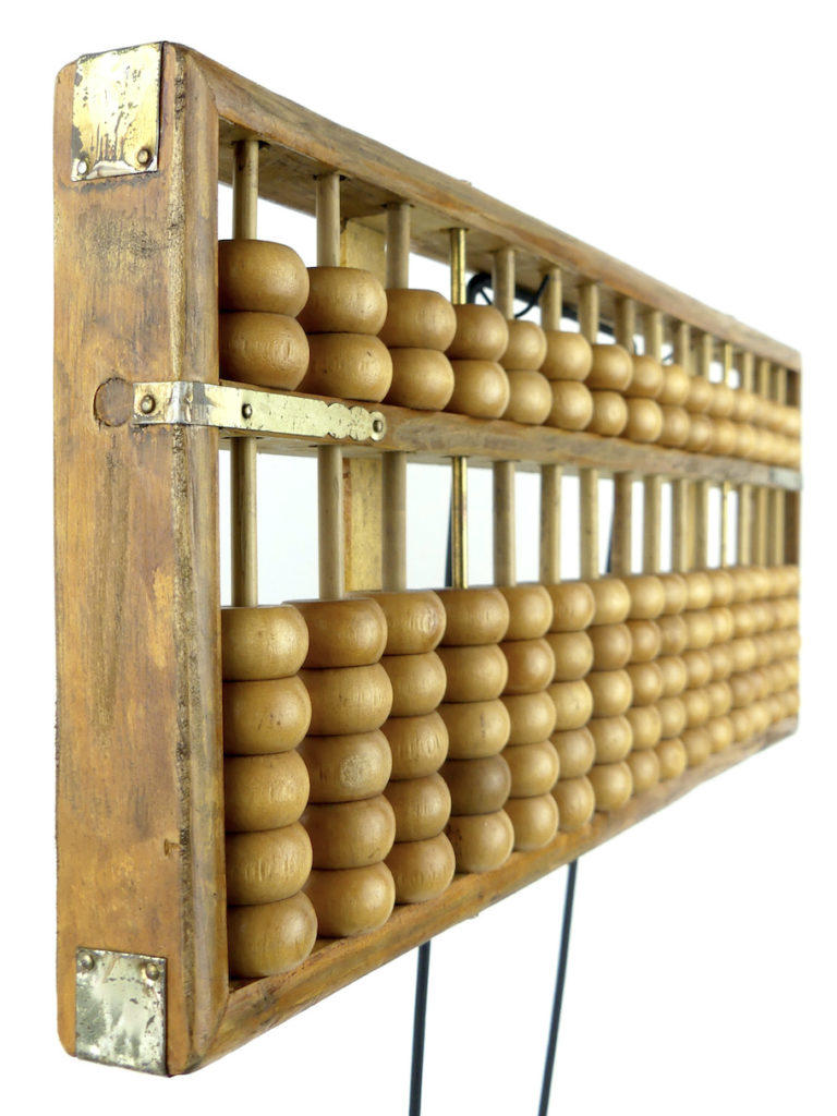 Boulier chinois Suan Pan traditionnel en bois et laiton sur socle - OVIRY