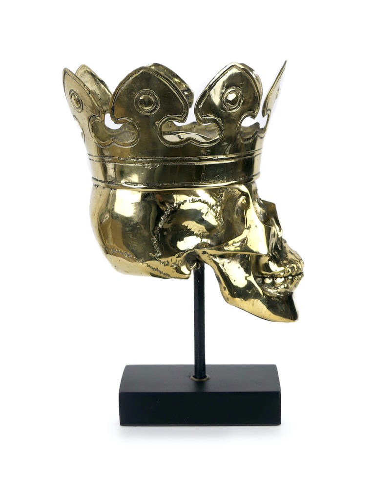 Vanité couronnée crâne humain à la couronne en laiton sur pied - OVIRY