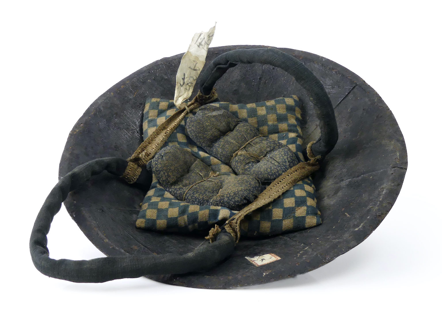 Toppai Jingasa casque traditionnel japonais laqué sur socle - Meiji - OVIRY