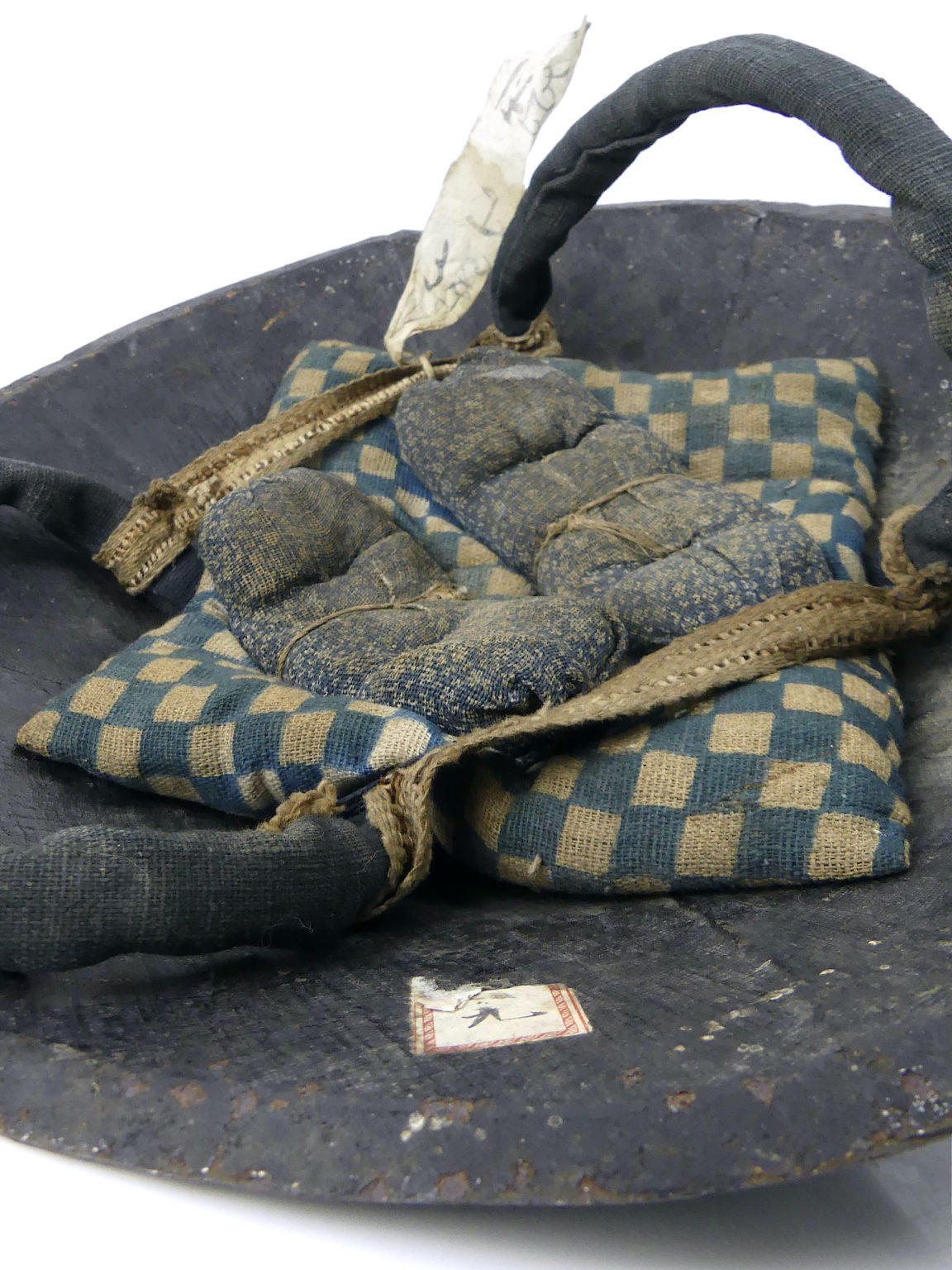 Toppai Jingasa casque traditionnel japonais laqué sur socle - Meiji - OVIRY