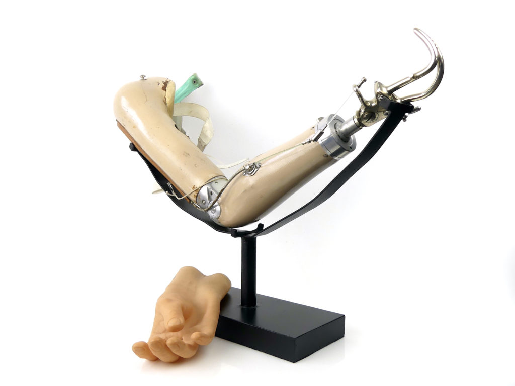 Prothèse de bras vintage articulée et pince mécanique sur socle - OVIRY