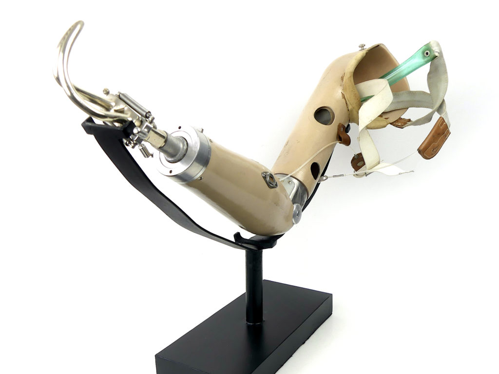 Prothèse de bras vintage articulée et pince mécanique sur socle - OVIRY