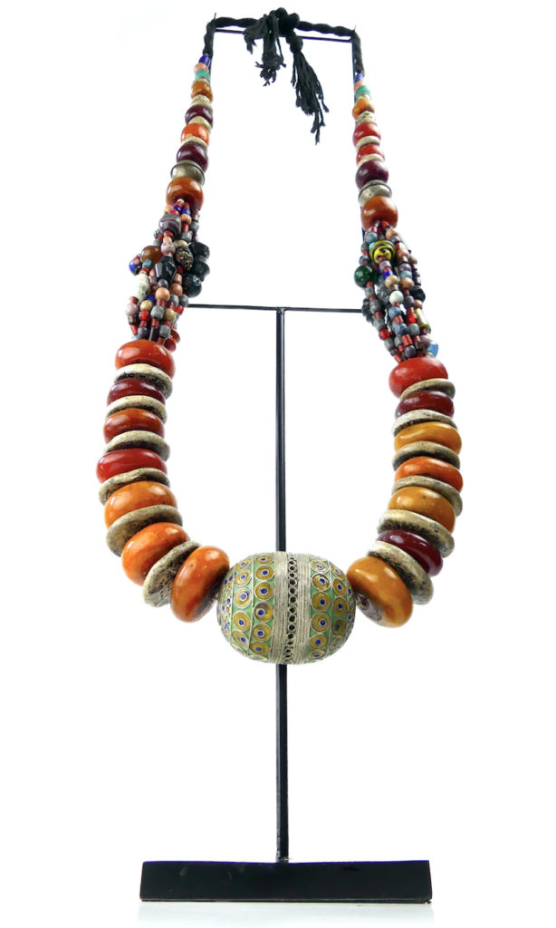 Grand collier berbère Amazigh ancien en ambre et argent sur pied - OVIRY