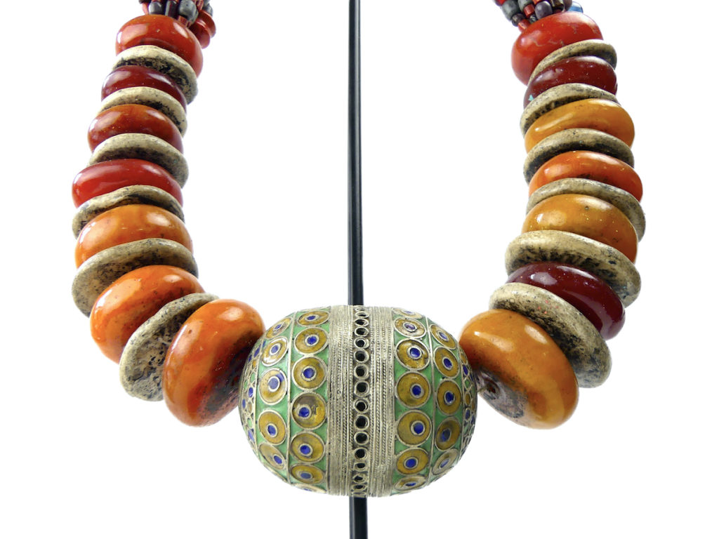 Grand collier berbère Amazigh ancien en ambre et argent sur pied - OVIRY