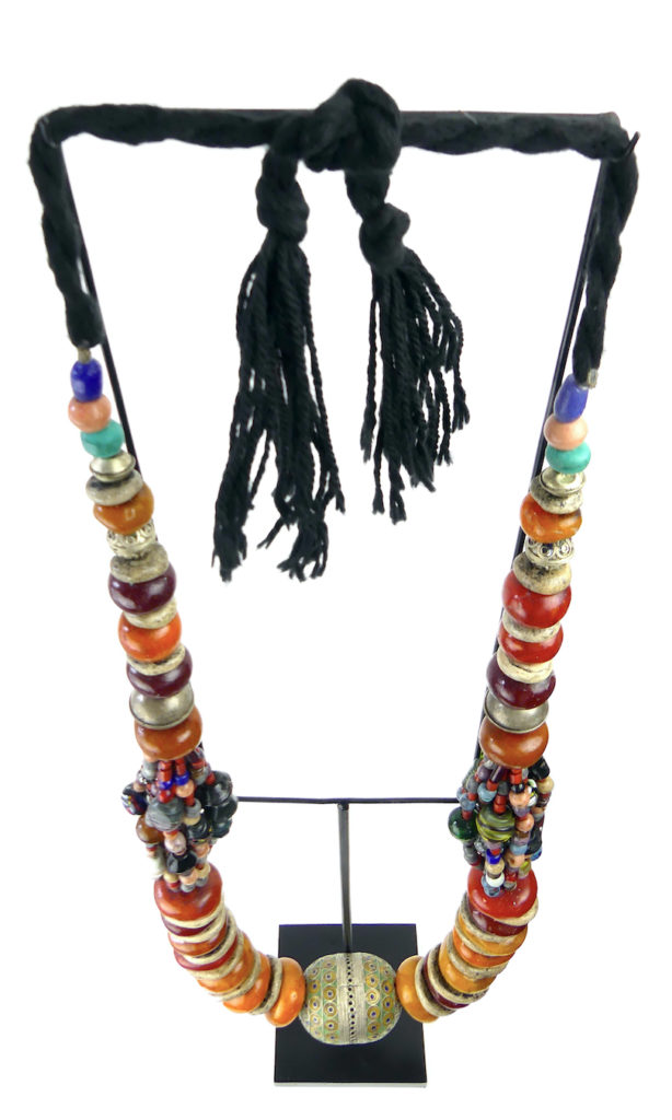 Grand collier berbère Amazigh ancien en ambre et argent sur pied - OVIRY