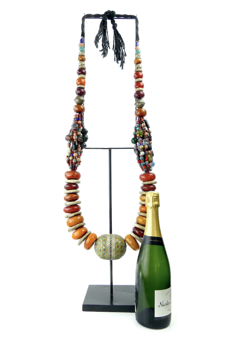 Grand collier berbère Amazigh ancien en ambre et argent sur pied - OVIRY