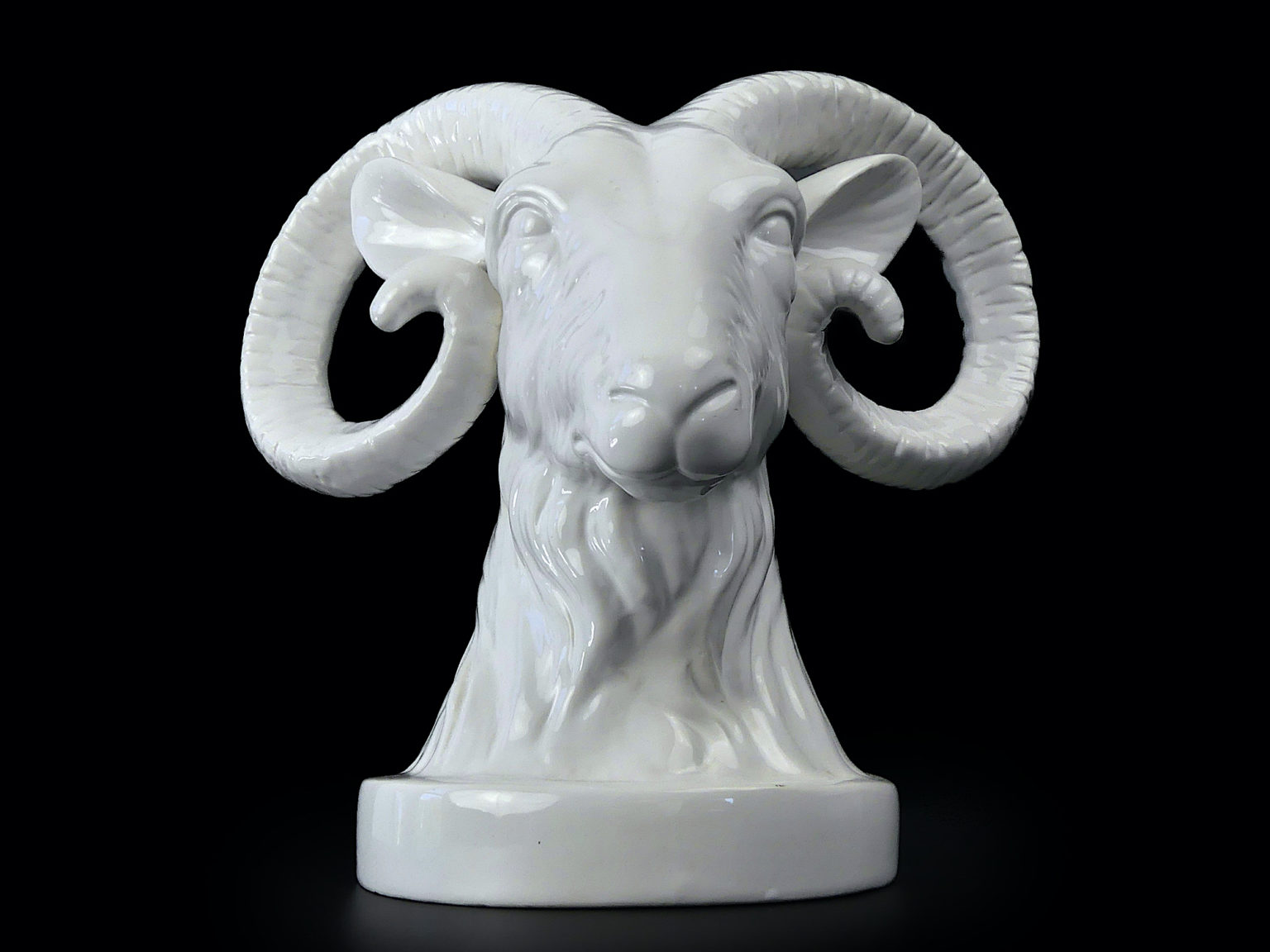 Tête de Bouc en porcelaine blanche - Paris - France - Curiosité - OVIRY