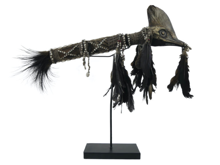 Grand Pi Pisuwe poignard Asmat en os et tête de casoar sur socle OVIRY