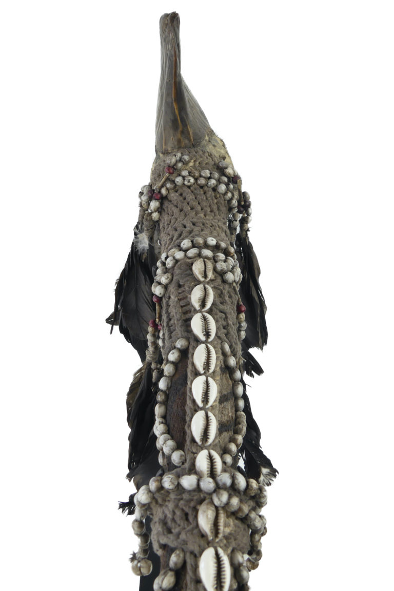 Grand Pi Pisuwe poignard Asmat en os et tête de casoar sur socle OVIRY