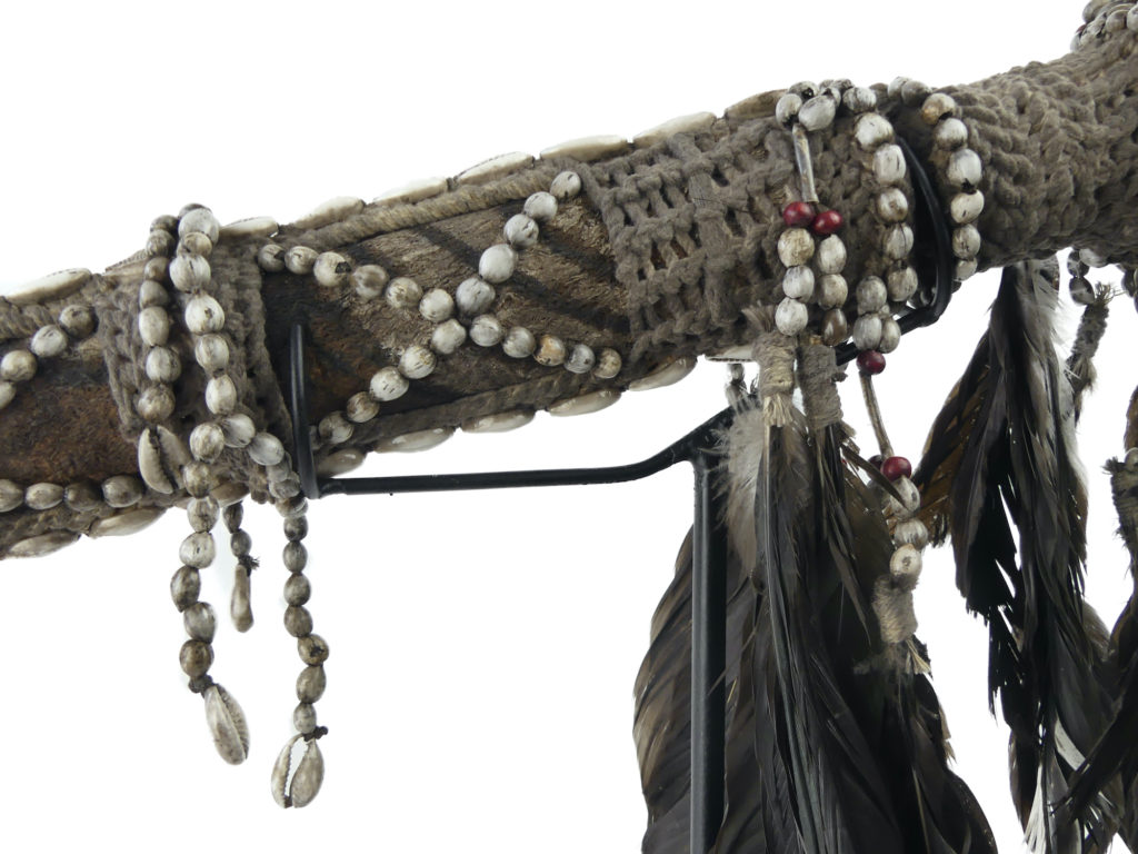 Grand Pi Pisuwe poignard Asmat en os et tête de casoar sur socle OVIRY