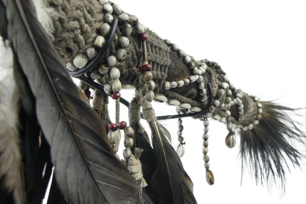 Grand Pi Pisuwe poignard Asmat en os et tête de casoar sur socle OVIRY