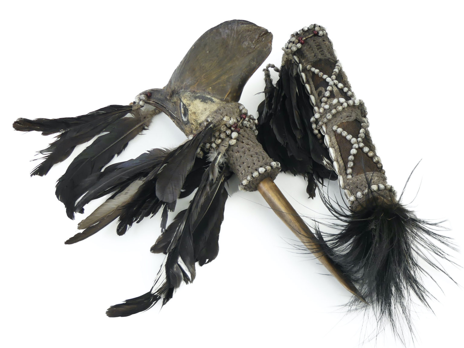 Grand Pi Pisuwe poignard Asmat en os et tête de casoar sur socle OVIRY