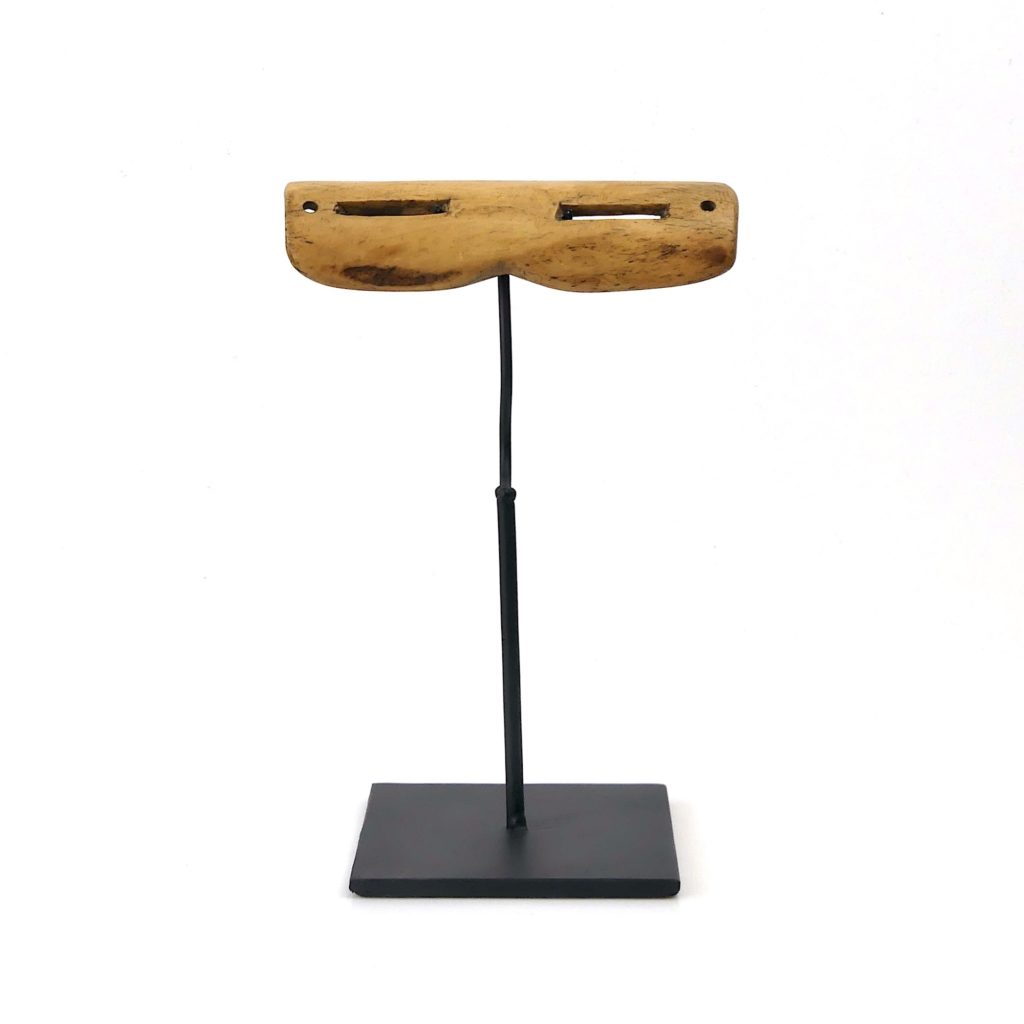 Nigaugek lunettes des neiges à fentes Yupik sur socle - Art Inuit - OVIRY