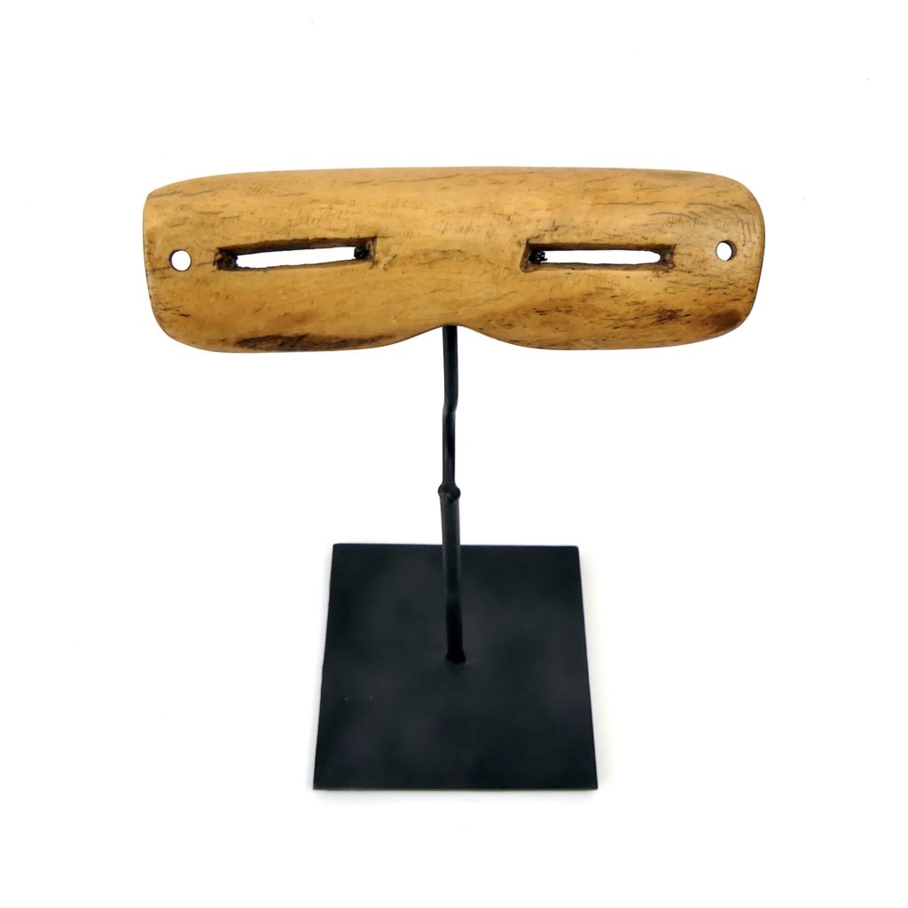 Nigaugek lunettes des neiges à fentes Yupik sur socle - Art Inuit - OVIRY