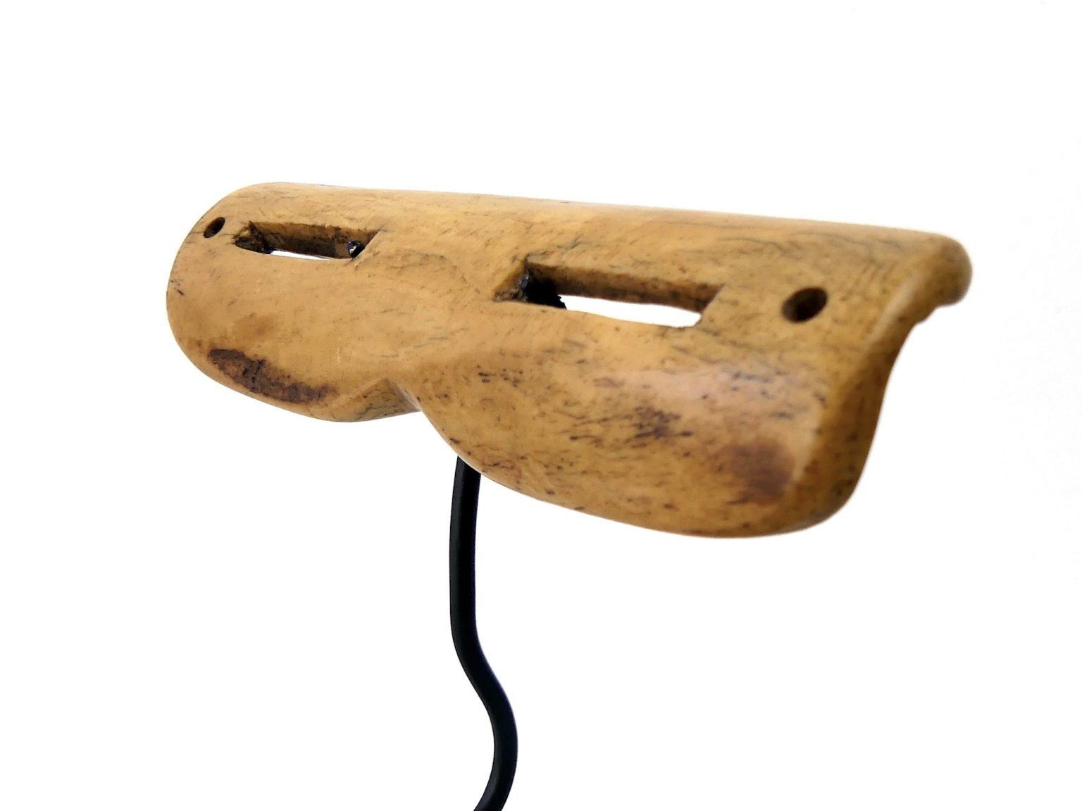 Nigaugek lunettes des neiges à fentes Yupik sur socle - Art Inuit - OVIRY