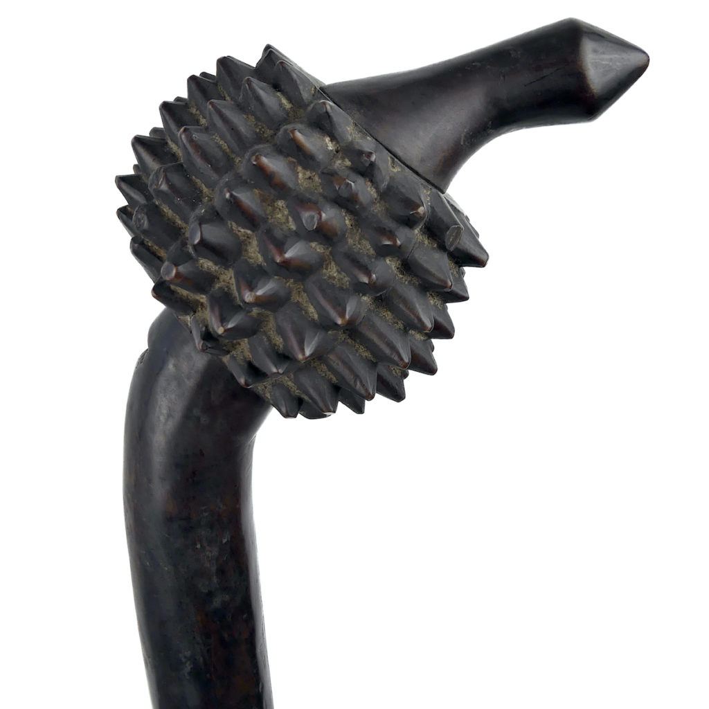 Large massue Totokia fidjienne en bois dur sur socle - OVIRY