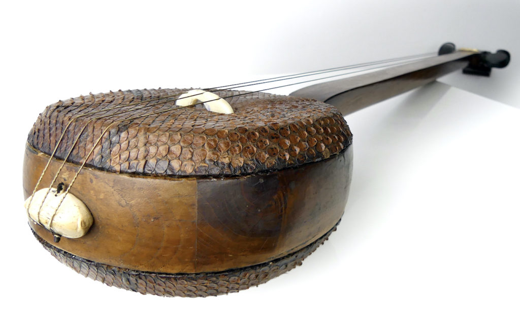 Sanxian luth chinois ancien à 3 cordes en bois os et peau - OVIRY