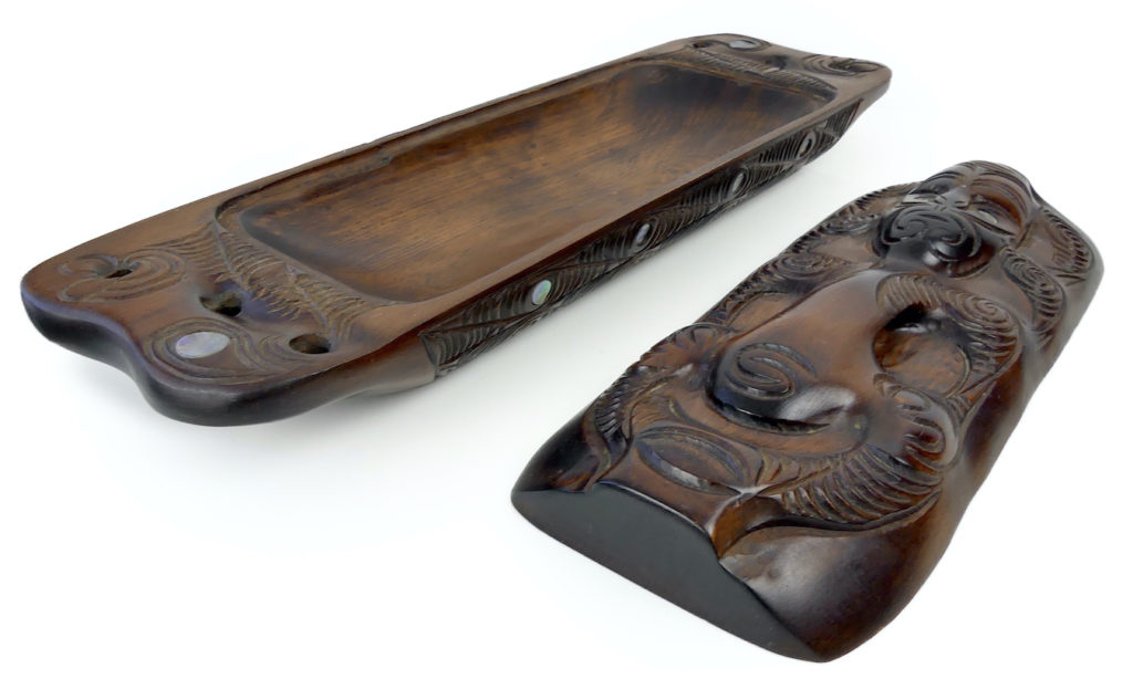 Waka huia au Teko Teko Papa hou Maōri en bois et nacre d’ormeau