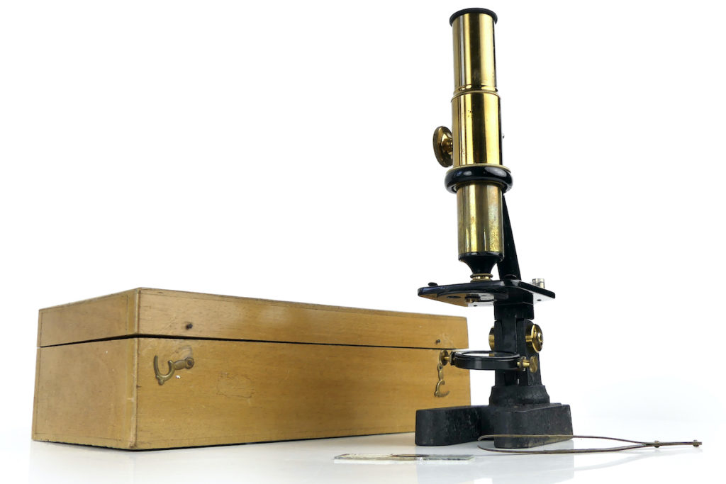 Microscope ancien en laiton et fonte dans coffret en bois - OVIRY