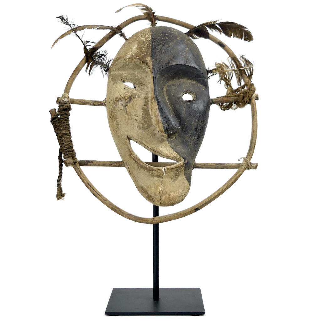Masque noir et blanc Yupik ovale asymétrique sur pied - OVIRY