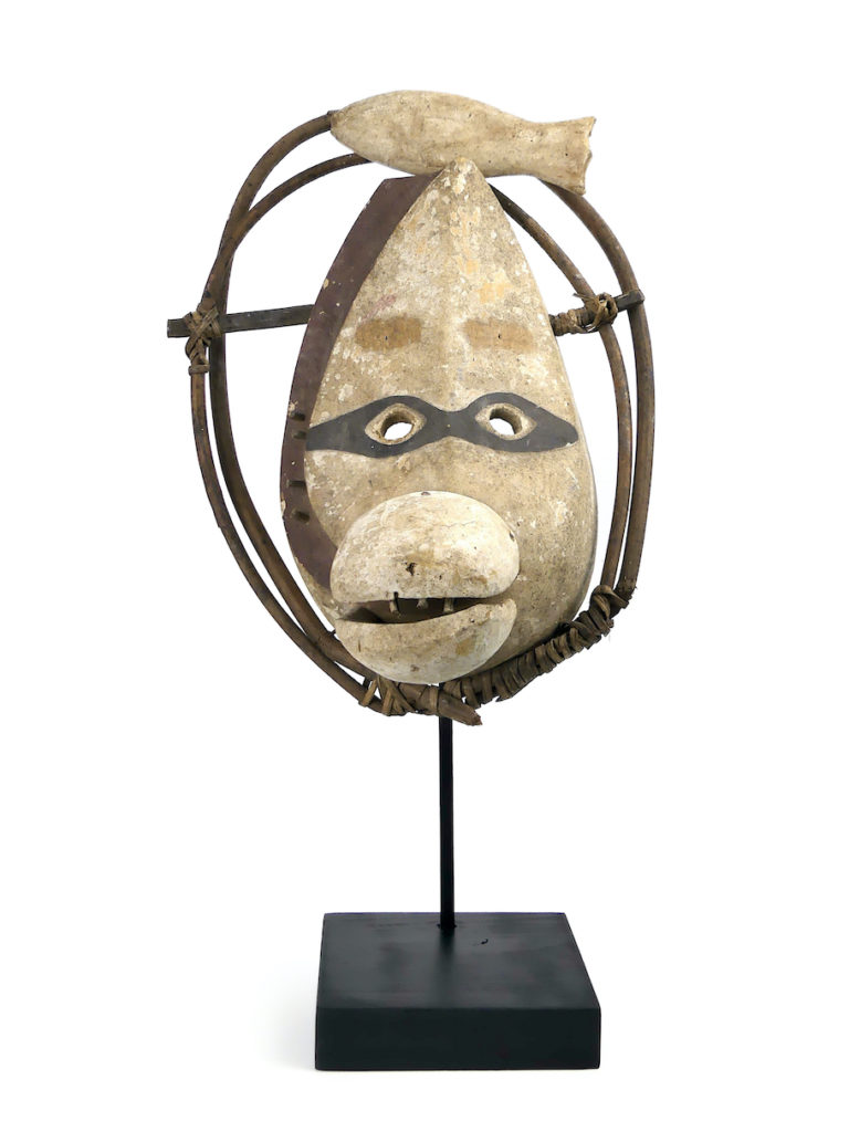 Masque esprit au poisson masqué Yupik présenté sur pied - OVIRY