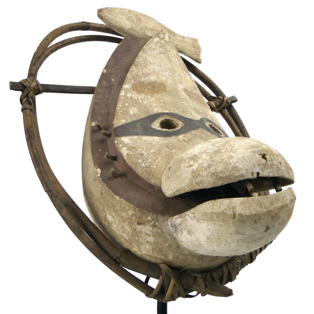 Masque esprit au poisson masqué Yupik présenté sur pied - OVIRY