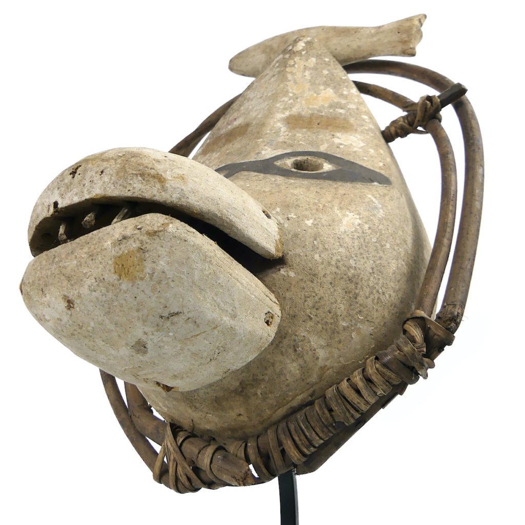Masque esprit au poisson masqué Yupik présenté sur pied - OVIRY
