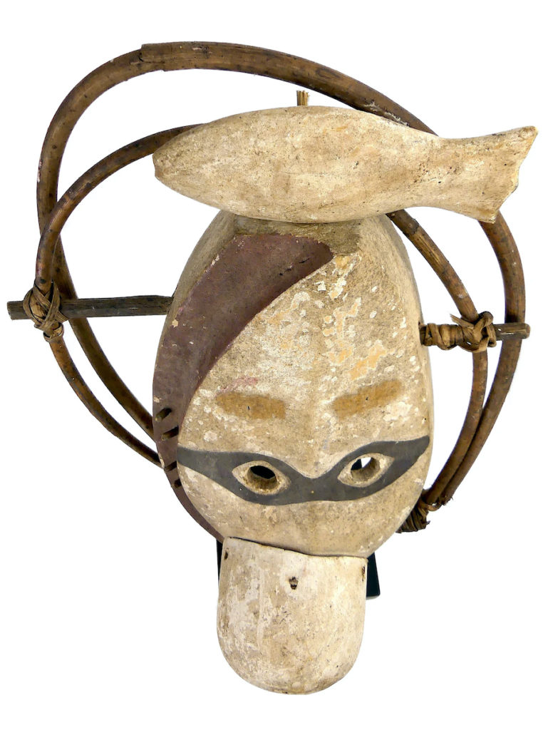 Masque esprit au poisson masqué Yupik présenté sur pied - OVIRY
