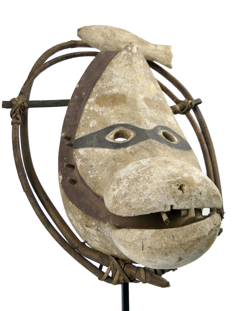 Masque esprit au poisson masqué Yupik présenté sur pied - OVIRY