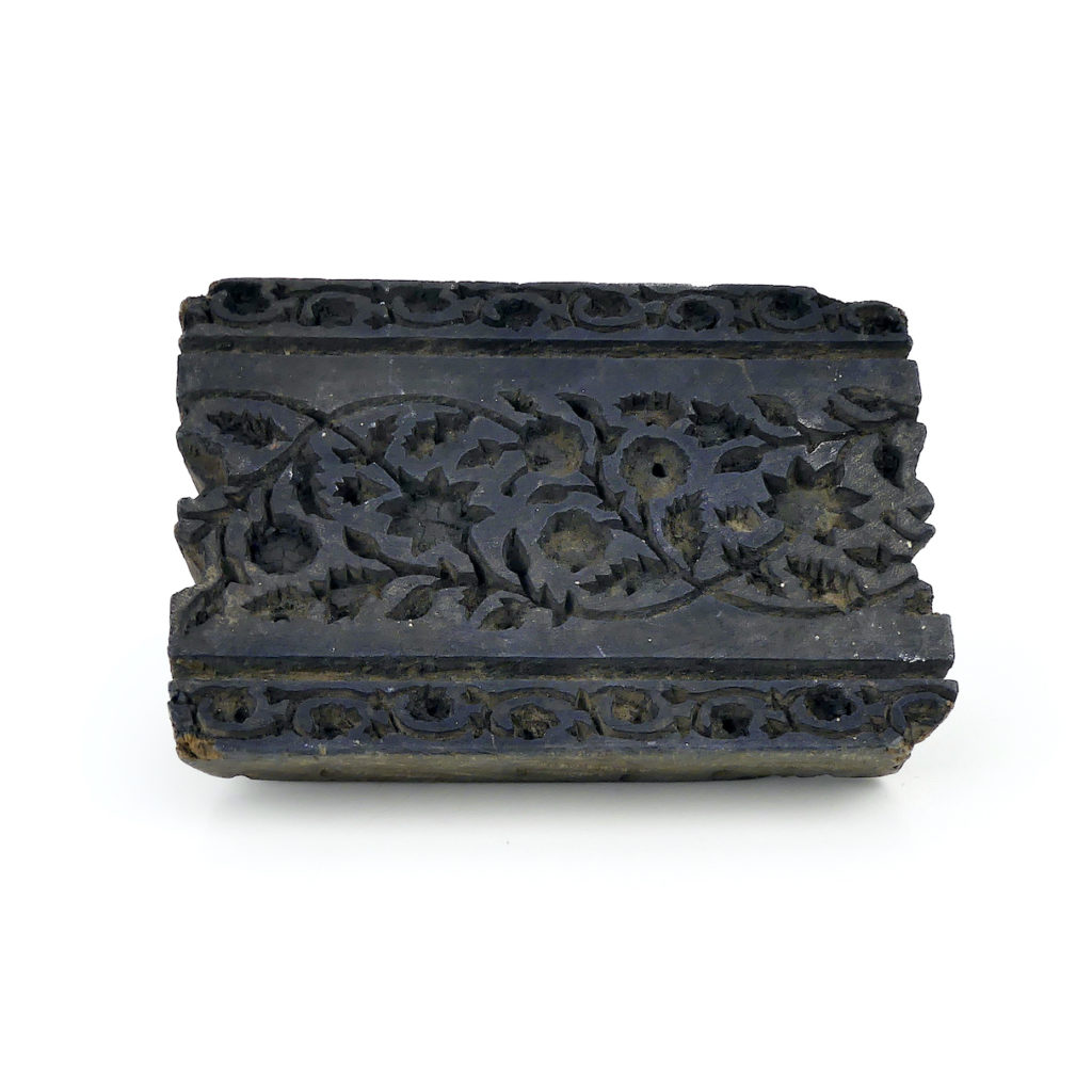 Tampon block print ancien en bois sculpté de motifs floraux OVIRY