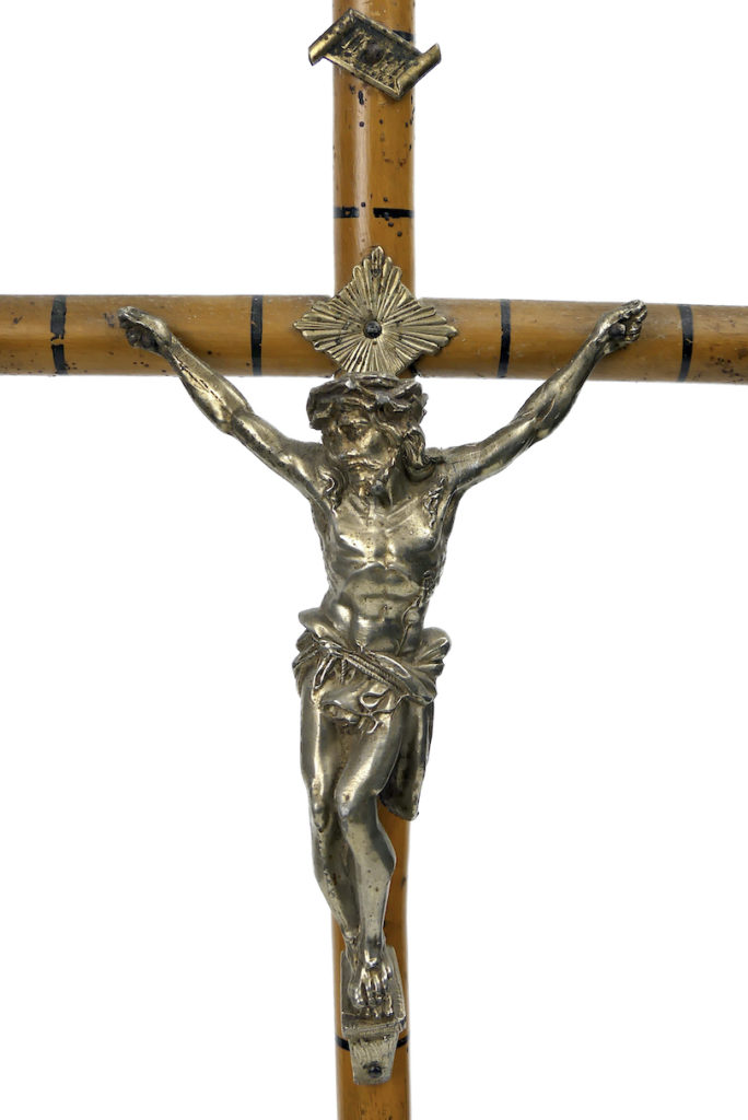 Crucifix en bois clair métal argenté et os sur pied XIXe - OVIRY